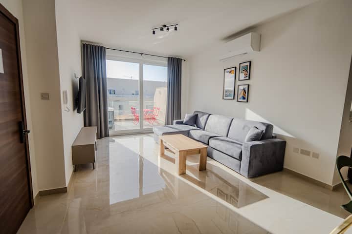 2-bedroom Penthouse With Terrace & Jacuzzi - Pembroke, Malta