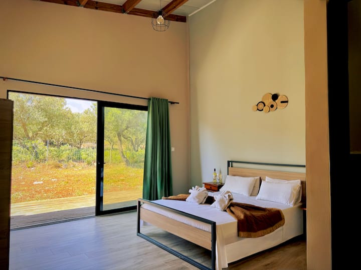 Minimalsit Two Bedroom Home With Common Pool. - Creta