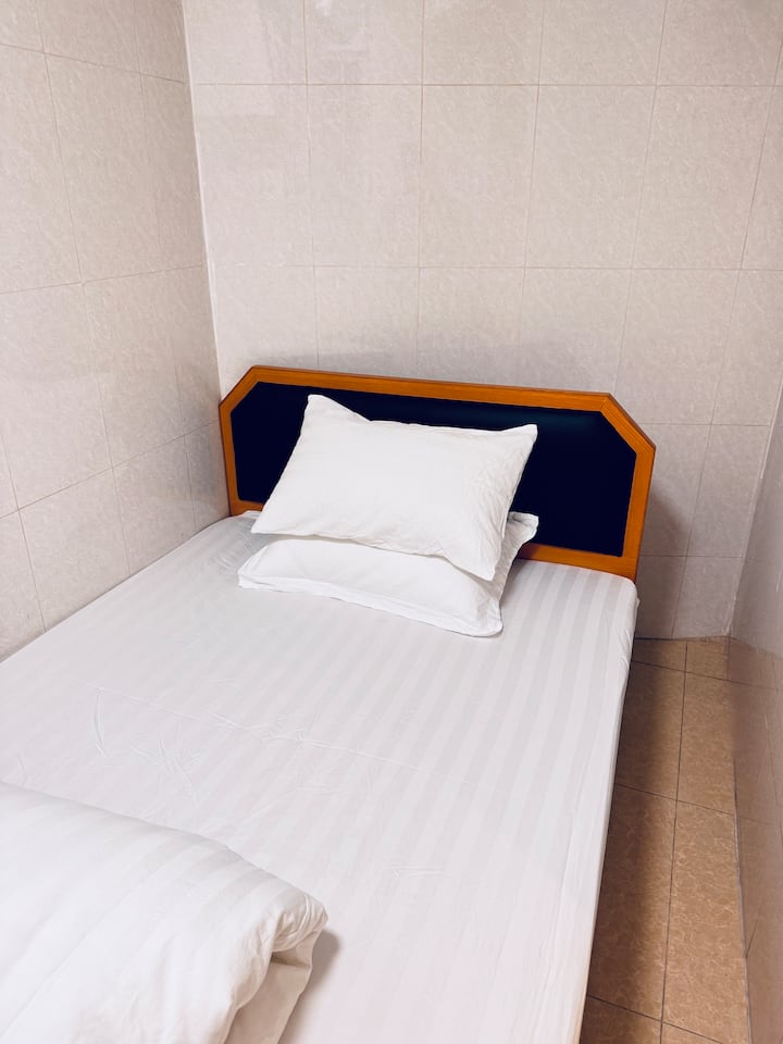 Double Bed Private Bathroom/wifi/5 Min Walk Mtr - Sheung Wan