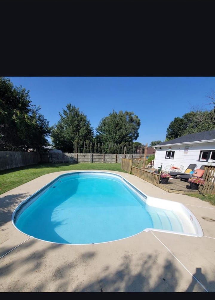 Relax & Unwind At This Beautiful Pool Home - Des Moines