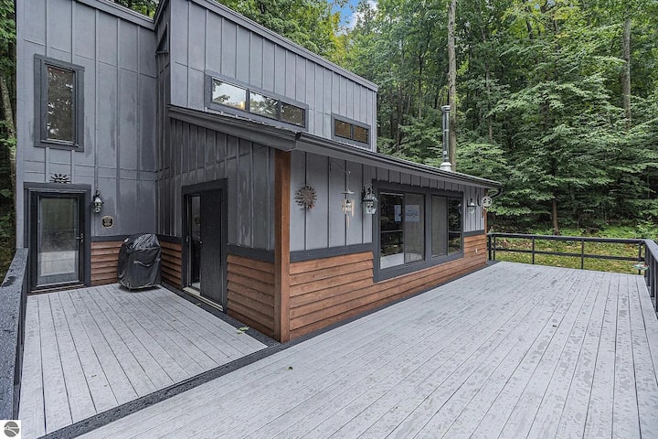 New! Renovated Chalet • Sleeps 12 • Hot Tub - Mancelona, MI
