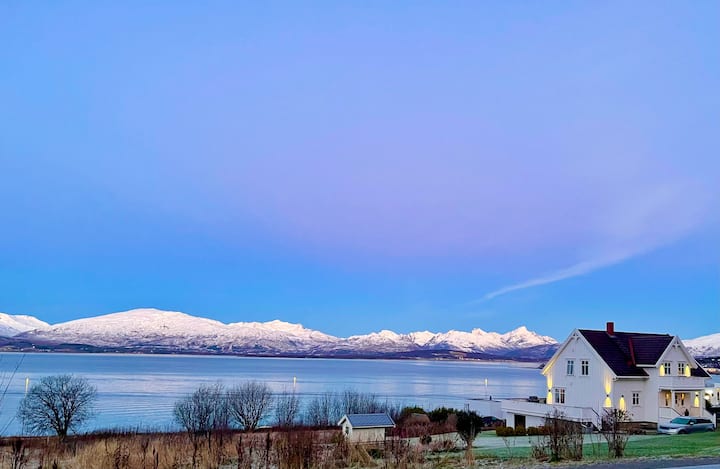 Panoramautsikt, Sjø, Fjell. Nær By. Parkering. - Tromsø