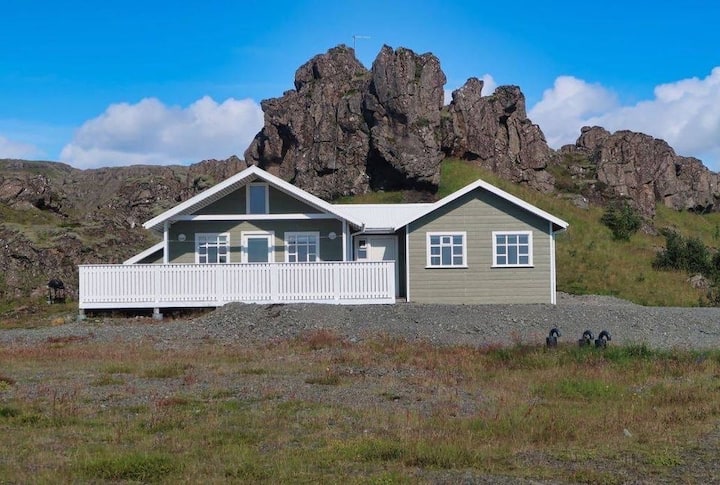 Cosy 3-bedroom Cottage With Stunning Views - Iceland