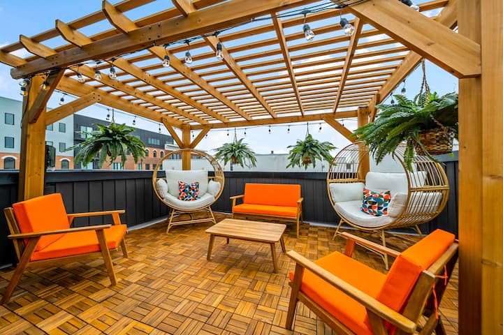 Lfg - Movie Theater, Roof Deck, Gameroom & Parking - Philadelphia, PA