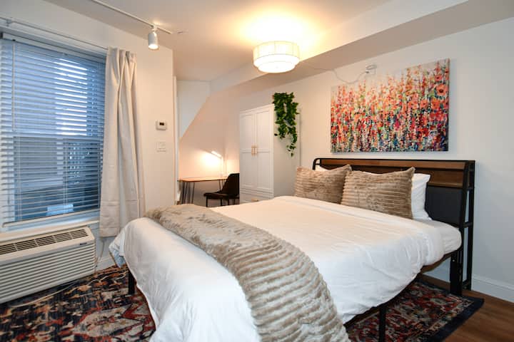 Rear-facing 2nd Flr Renovated Walkable Studio Apt - Georgetown University, Washington