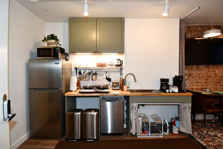 Rear-facing 2nd Flr Renovated Walkable Studio Apt - Washington, DC
