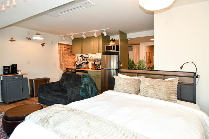 City View 2nd Flr Renovated Walkable Studio Apt - Washington