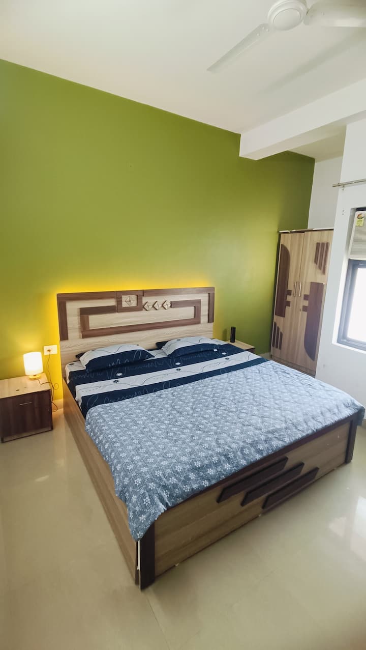 𝐕𝐑𝐈𝐍𝐃𝐀 𝐒𝐓𝐀𝐘 | 2bhk | Near Prem Mandir - Vrindavan