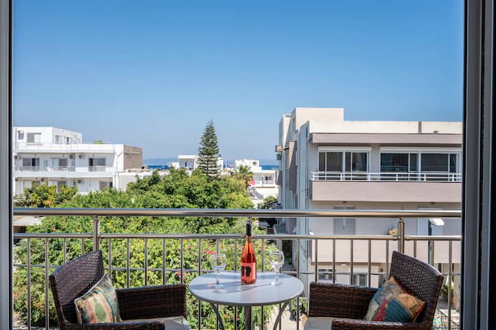 Massive 4br Retro Apartment | 3 Min Walk To Beach - Kos
