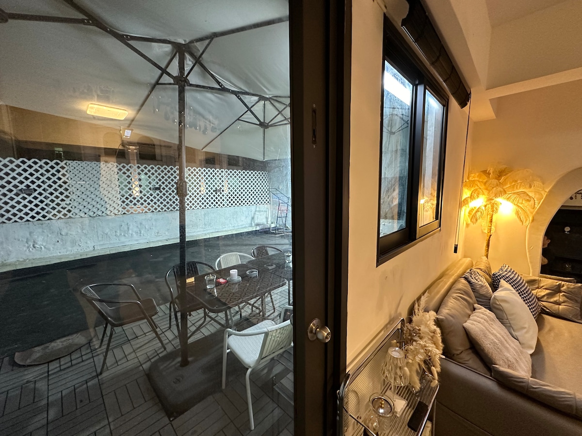 Mong Kok District, Prince Edward Subway Station Exit Upper Apartment ...