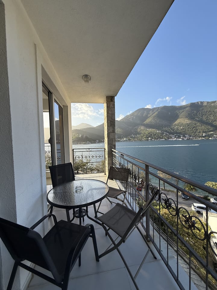 Sea Front 2 Bd Spacious Apartment- Solea Lepetane - Montenegro