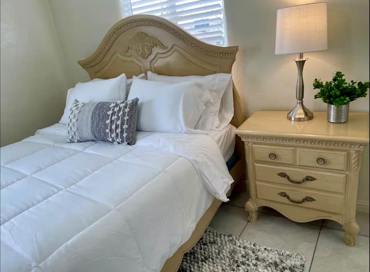 Lovely 1br Upstairs Rental Unit W/ Kitchen & Patio - Fresno, CA