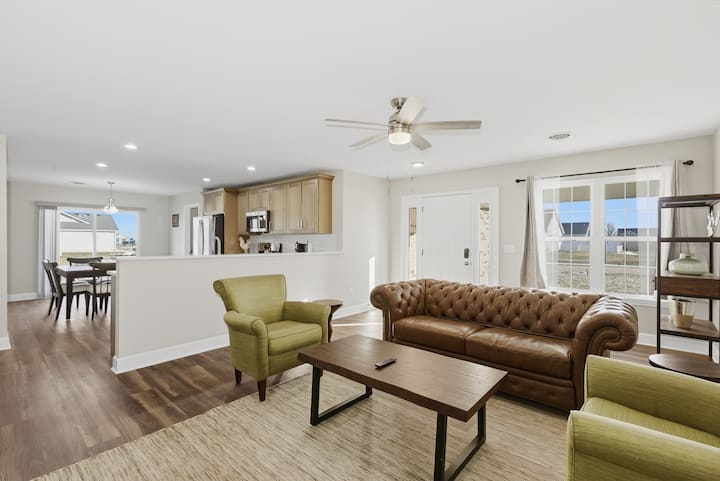 Stylish New 3br Near Downtown Dwight & Metra - Illinois