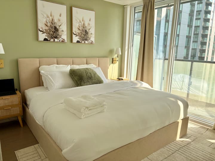 Luxe Condo | King Bed | 40th Floor | Free Parking - Toronto