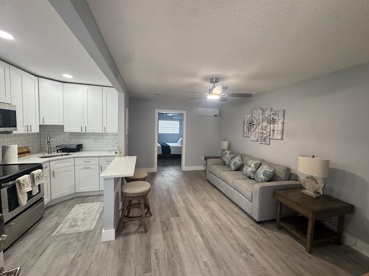 Cozy Modern Seaside Escape - Madeira Beach, FL