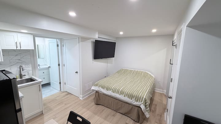 Private Studio Basement Apartment Near Yonge St - Bradford