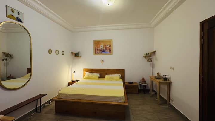 Chambre Privée Sécurisée Avec Bureau. - Dakar