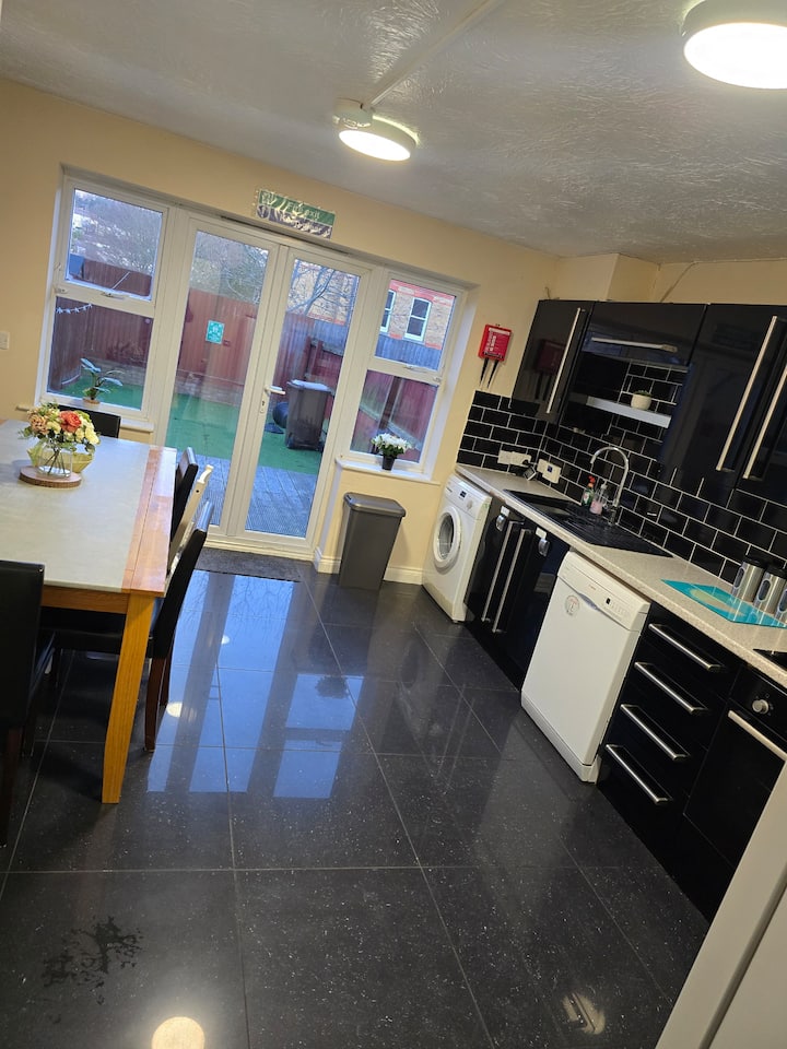 Spacious 4br Home | Parking, Garden & 3 Baths - Chatham