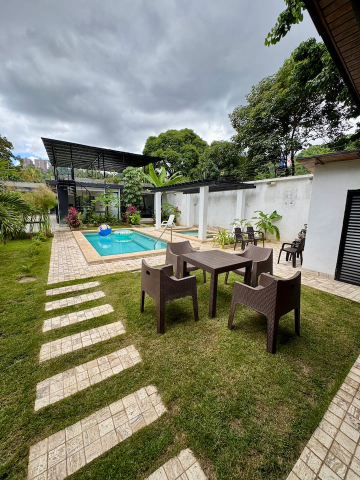 Casa Duplex En El Este De Caracas Con Piscina - Caracas