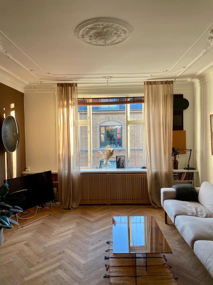 ÆRlig Københavner-stemning, Sollys Og Altan. - Copenhague