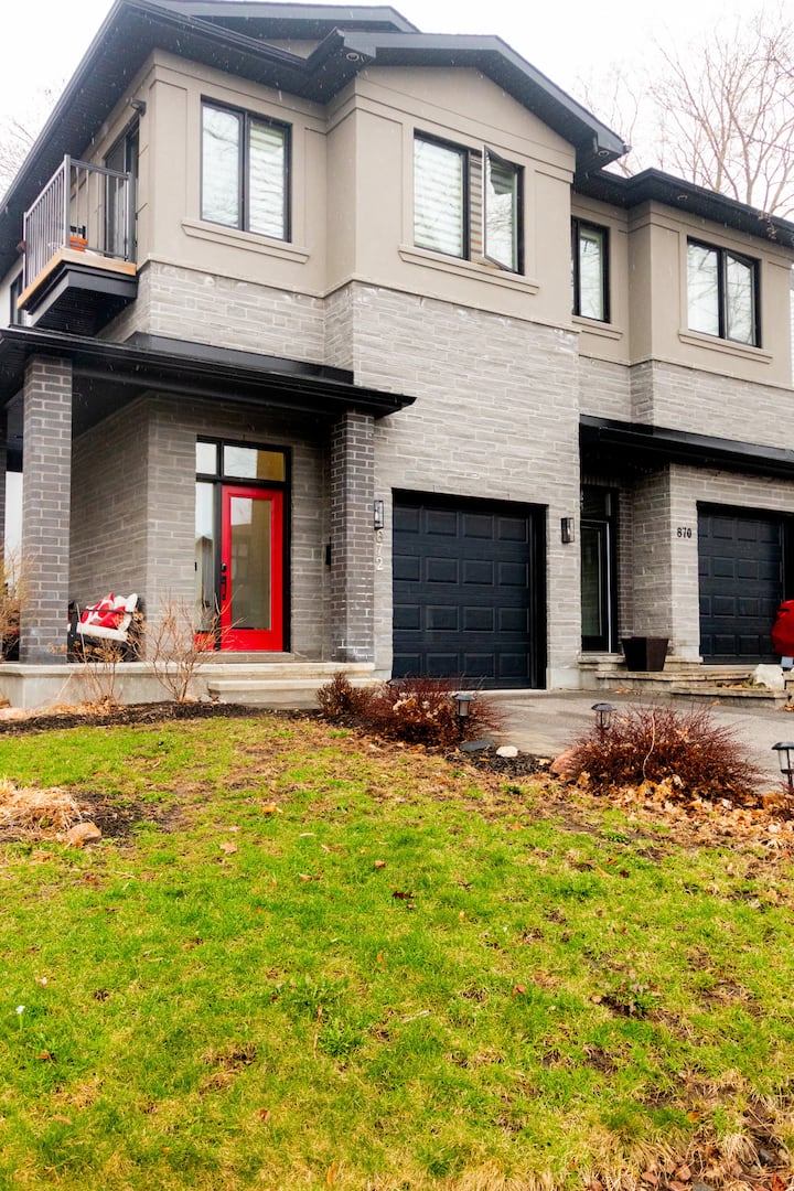 Bright & Peaceful 2 Bedroom Semi-detached Home - Ottawa
