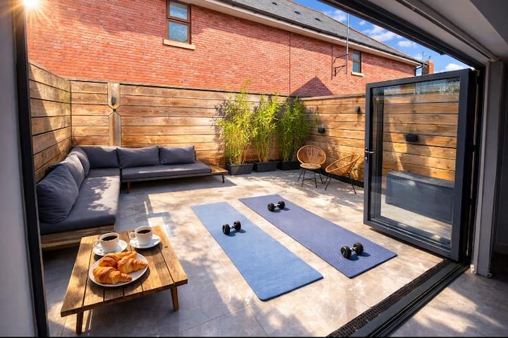 2 Bedroom Flat Central Location With Small Garden - Cardiff