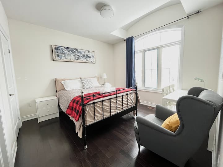 Bright Private Ensuite B In North Toronto - Richmond Hill