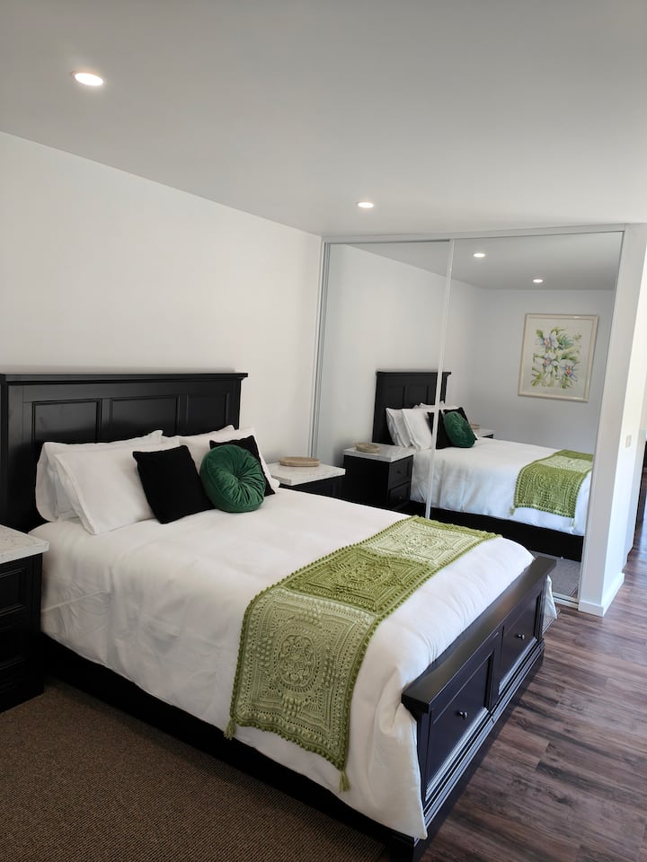 Kaz Retreat - Penguin