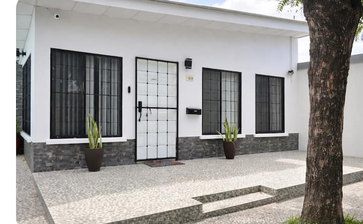 Casa Zen•security 24/7•hot Water• New A/cs•netflix - Managua