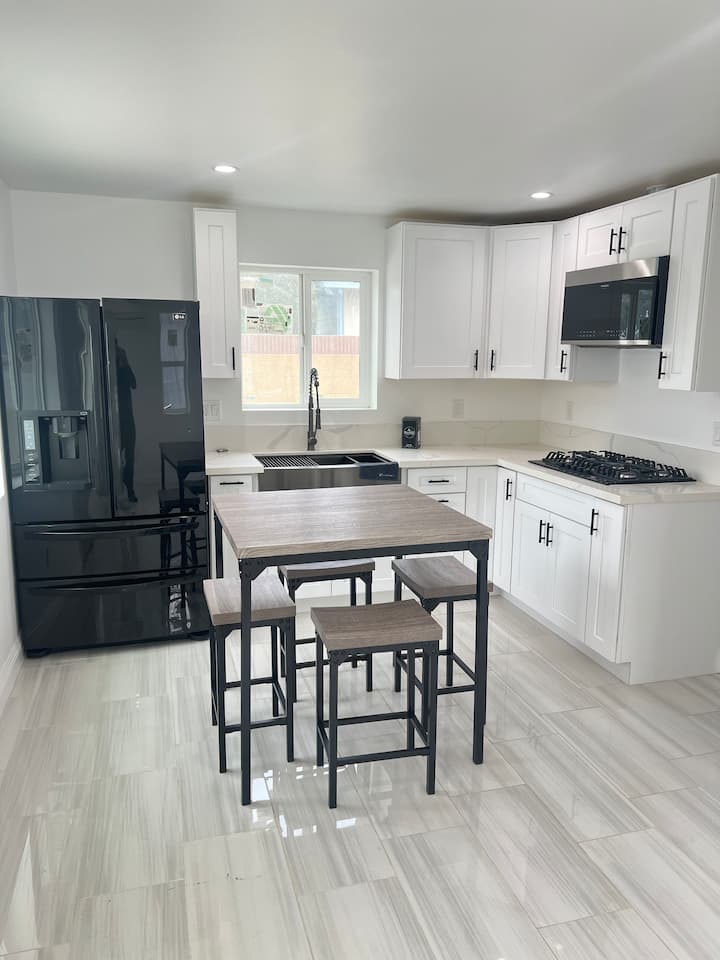 Cozy Home Near Attractions, Beaches & Malls. - Norwalk, CA