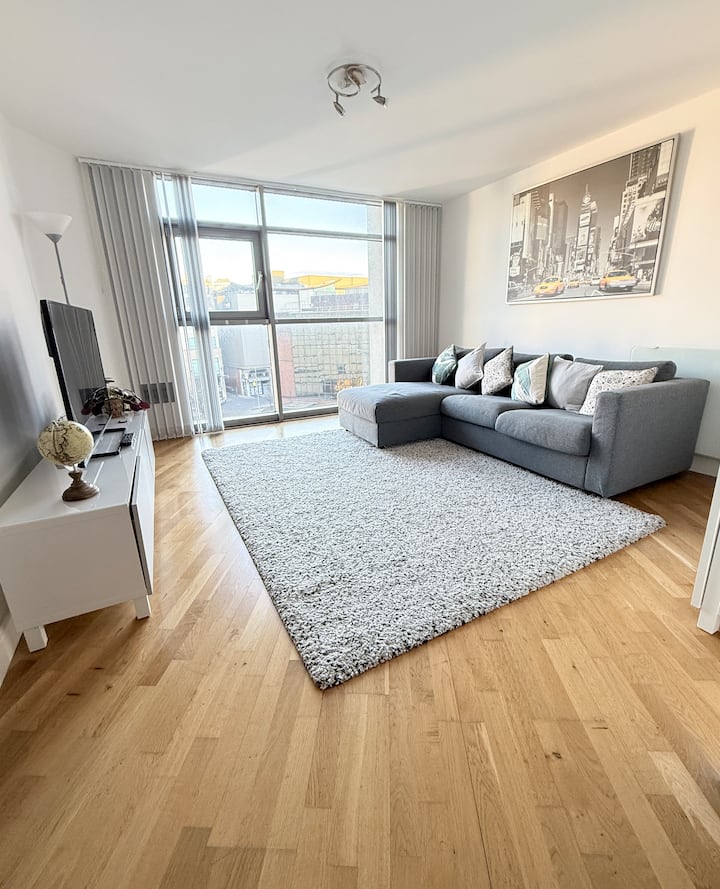 Modern 1-bed Flat | Cardiff City Centre | Parking - Cardiff