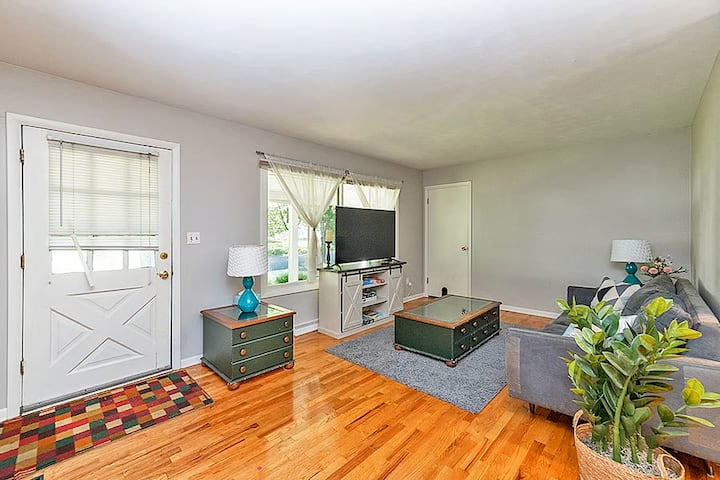 Spacious 3 Bedroom/1.5 Bath In Quiet Neighborhood - Lansing, MI