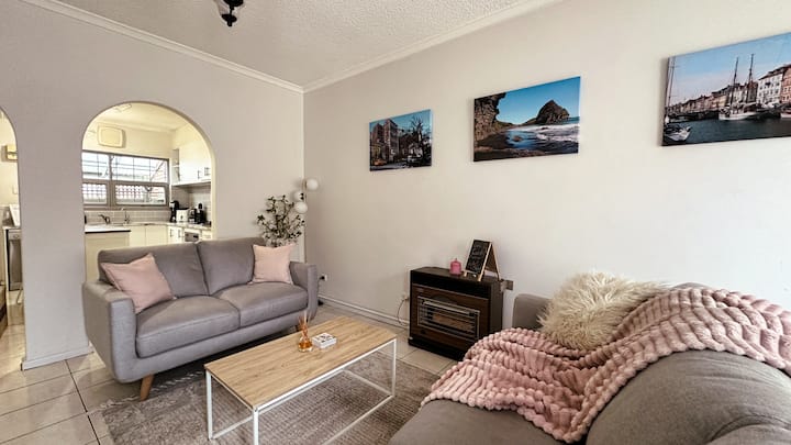 Coast & City Stay | Courtyard & Parking - Adelaide