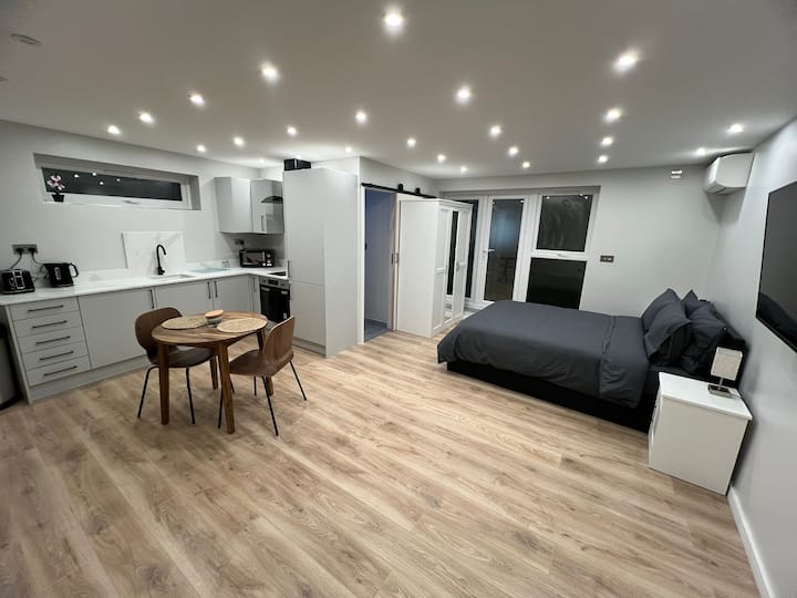 Newly Refurbished Studio Flat In Borehamwood - Barnet