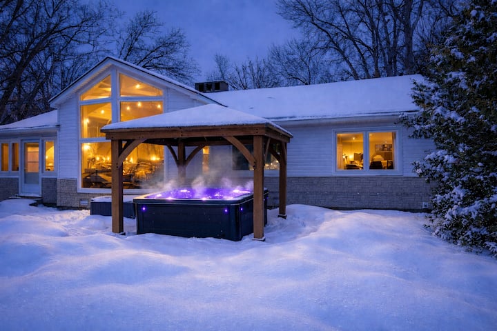 Private Lakehouse Getaway | Hot Tub On The Water - Midland
