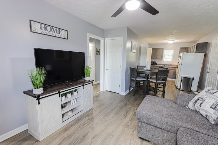 Quiet 2 Bd, 1 Bath House With Tv Surround Bar. - Evansville, IN