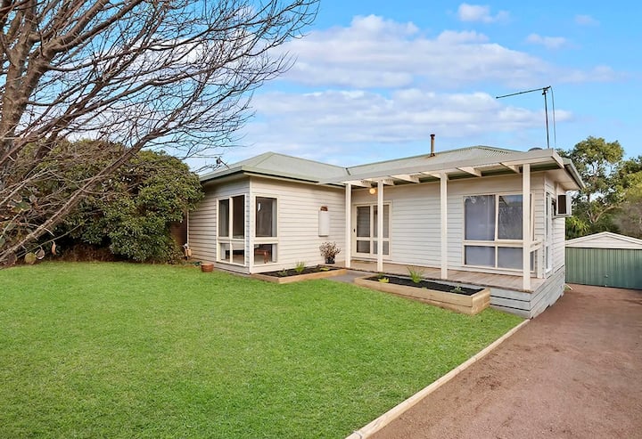 Seaside Cottage With Yard - Warrnambool