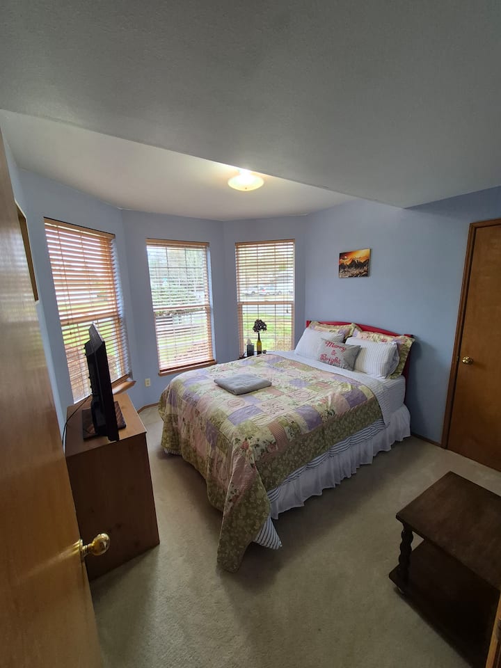 Bright Private Bedroom In Quiet Lacey Neighborhood - Olympia, WA