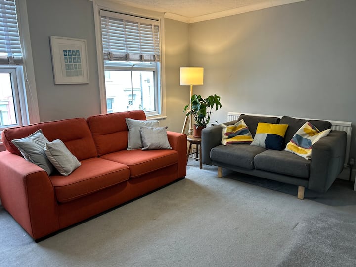 Bright Two Bedroom Flat Split Over Two Floors - Folkestone