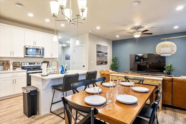 Builders Retreat By The Airbnfree - Lehi, UT