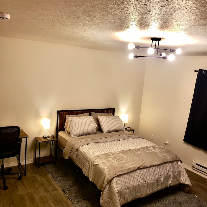 Private Bed & Bath, 4k65" Tv, Mini Kitchen Station - Illinois