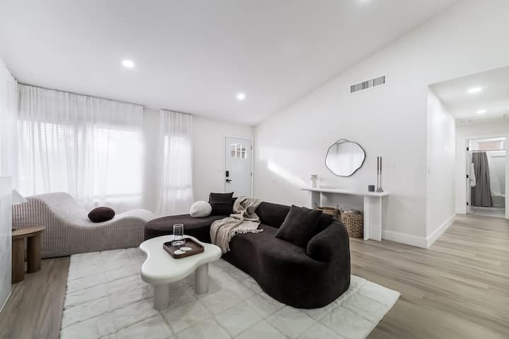 Luxury 3 Bedroom: Newly Renovated Home - Henderson, NV