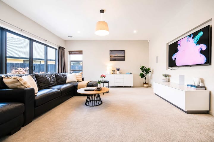 Wigram Modern Family Home | 5br | Patio & Parking - Christchurch