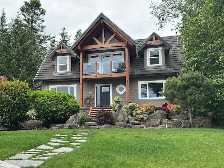 Large Ocean Neighbourhood Retreat - Courtenay, BC, Canada