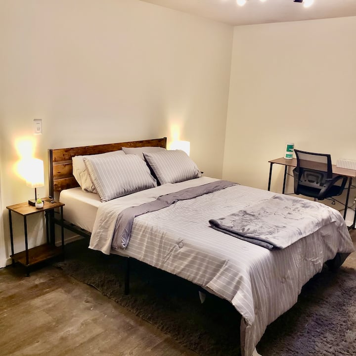 Bed & Bath, 4k 55” Tv, Kitchenette Apt (2f) - Bloomington, IL