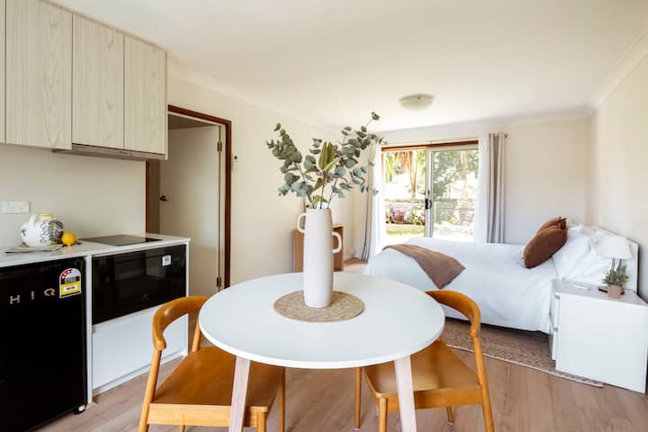 Quiet Kirrawee Studio | Near Royal National Park - Carlton