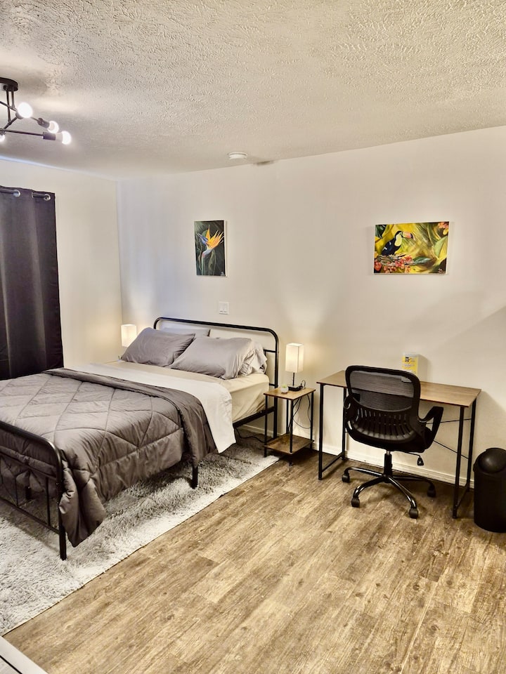 Bed & Bath, 4k 45” Tv, Full Kitchen Apt (2b) - Illinois