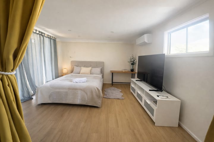 Comfy Unit Near Everything (No Parties Allowed) - Blackwood