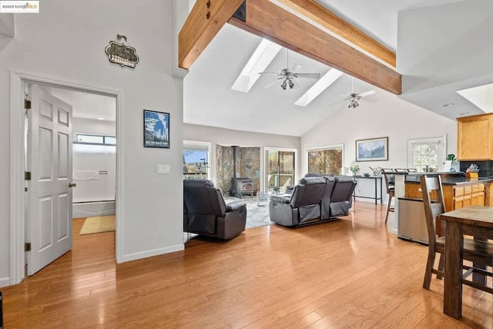 5 Bdr Yosemite Peaks | Views, Vaulted Ceilings - Groveland, CA