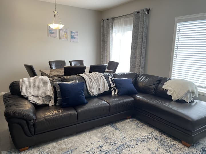 Spacious, Fully-furnished 3-bedroom Duplex - Airdrie